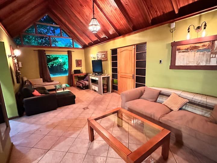 Hermosa Casa Con Parque Y Lago Para 8 Personas - Quillón