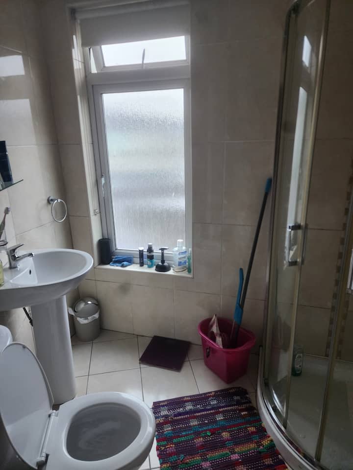 Room Available Walking Distance To City Center - Cork