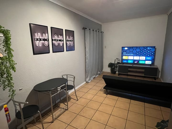 Stylish 1-bed Cottage|garden, Pool &Secure Parking - Alberton