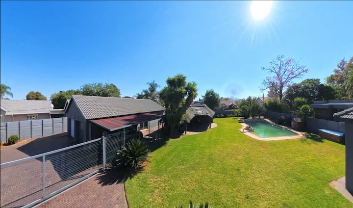 Stylish 1-bed Cottage|garden, Pool &Secure Parking - Alberton