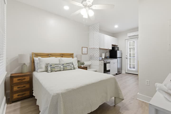 Historic Poet Carriage House Studio - Unit 3 - Sarasota, FL