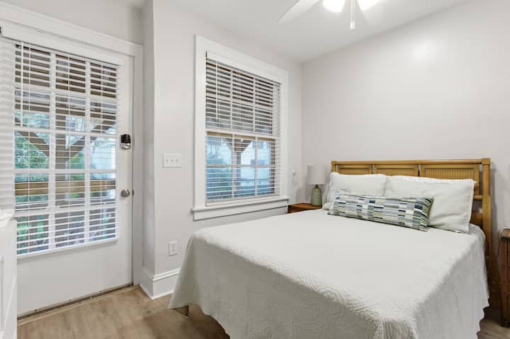 Historic Poet Carriage House Apartment- Unit 3 - Sarasota Jungle Gardens