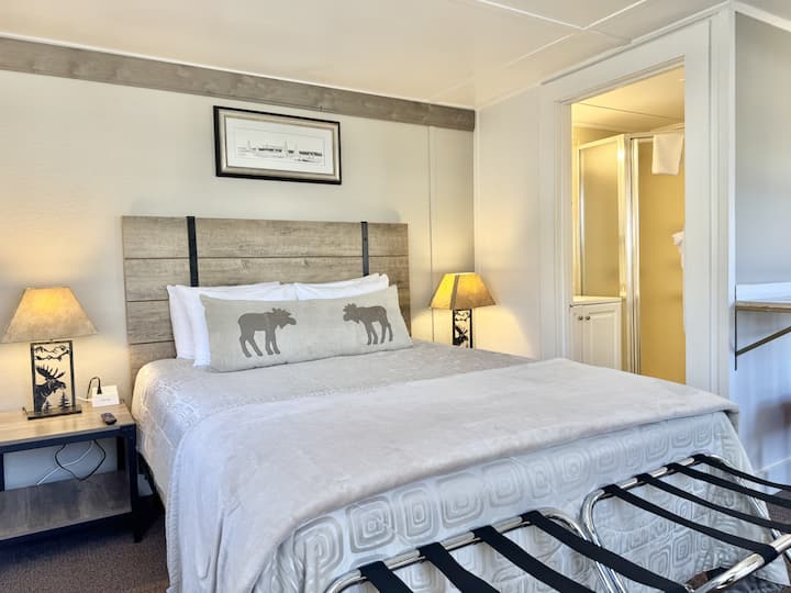 Gallagher's Travels Cabin 1 (Single Queen) - Bar Harbor, ME