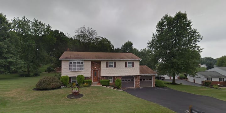 Quiet 1 Acre Home, 4 Miles From Hershey Park - Middletown, PA