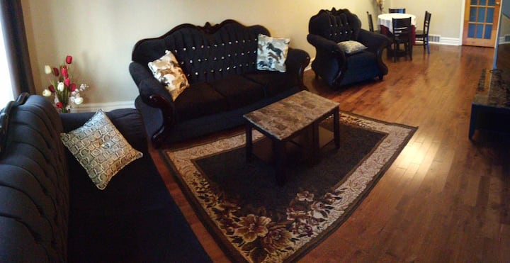 Free Uber! Newly Rennovated 2 Bedroom/parking/wifi - Toronto