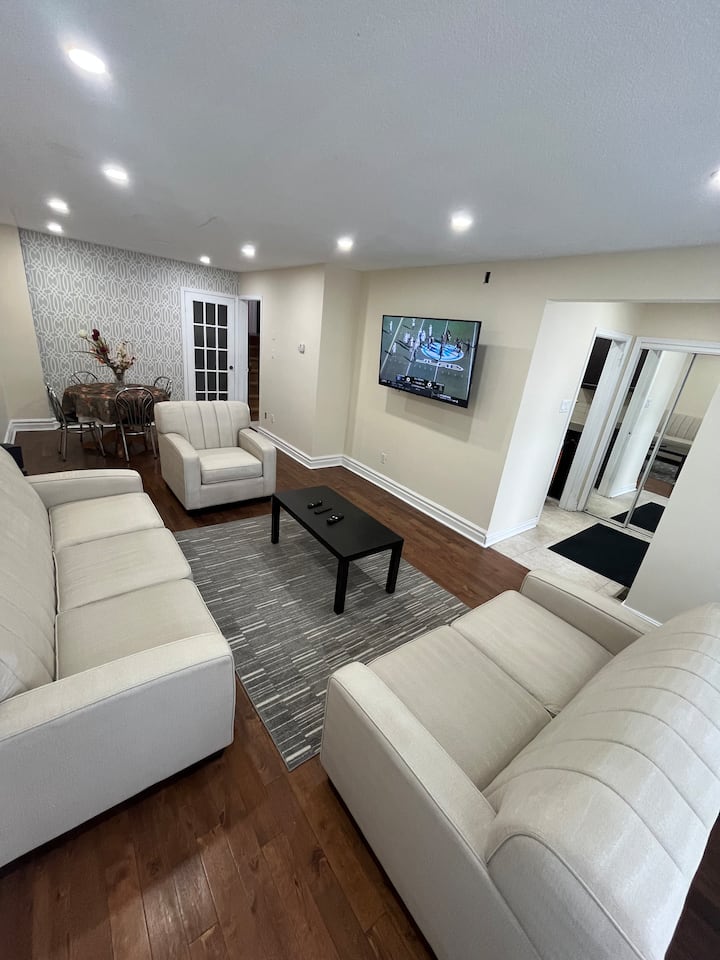 Free Uber! Newly Rennovated 2 Bedroom/parking/wifi - Toronto