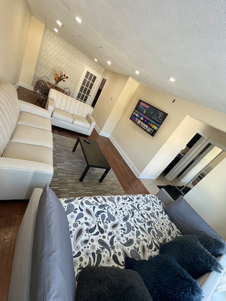 Free Uber! Newly Renovated 2 Bedroom/parking/wifi - Toronto