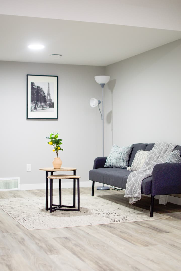 Cozy Retreat Near Yyc | Kitchen, Laundry & Parking - Airdrie