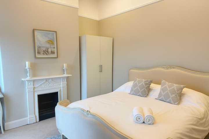 Spacious Victorian Flat With Parking - Chester