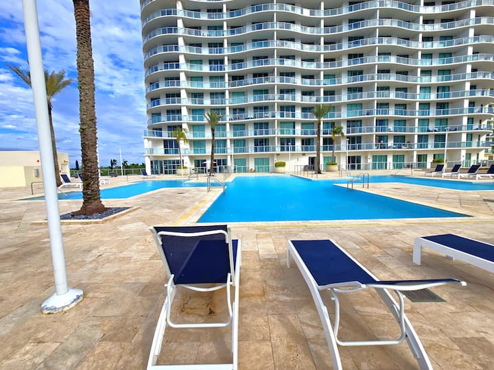 Luxury 2br In Downtown Fort Myers | Pool & Terrace - North Fort Myers, FL