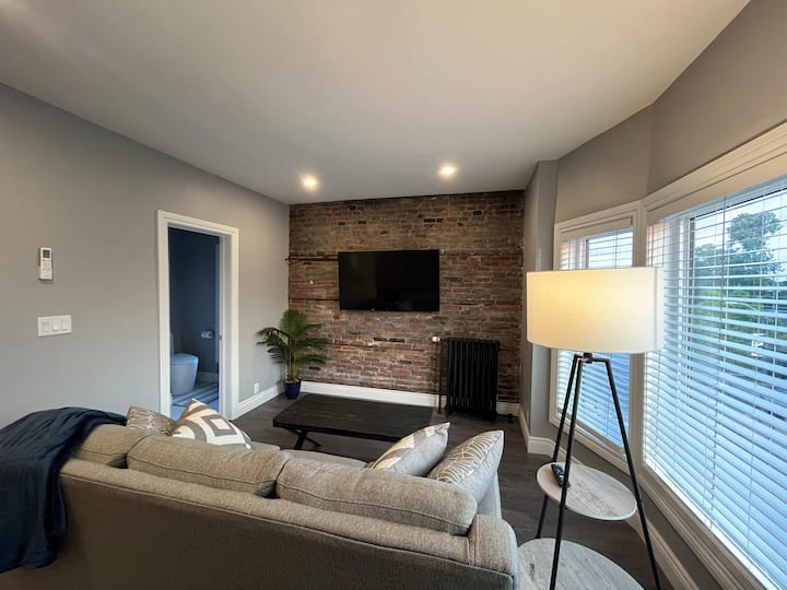 Two Bedroom Luxury Apartment In Walkerville. - Windsor