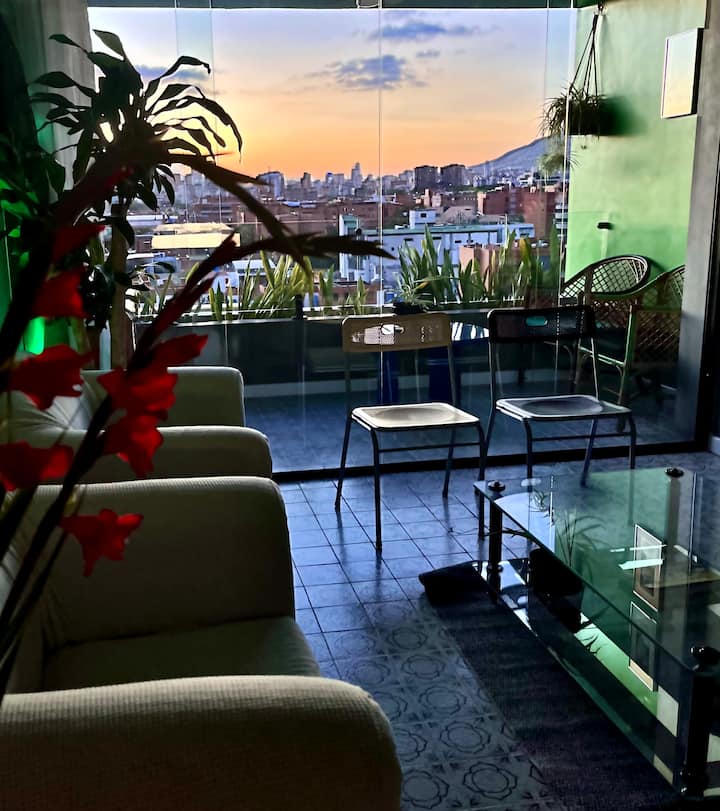 Skyline Penthouse | Epic View, Balcony & Parking - Caracas