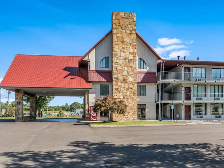 Functional Room For Business Or Family Travel - Dandridge, TN