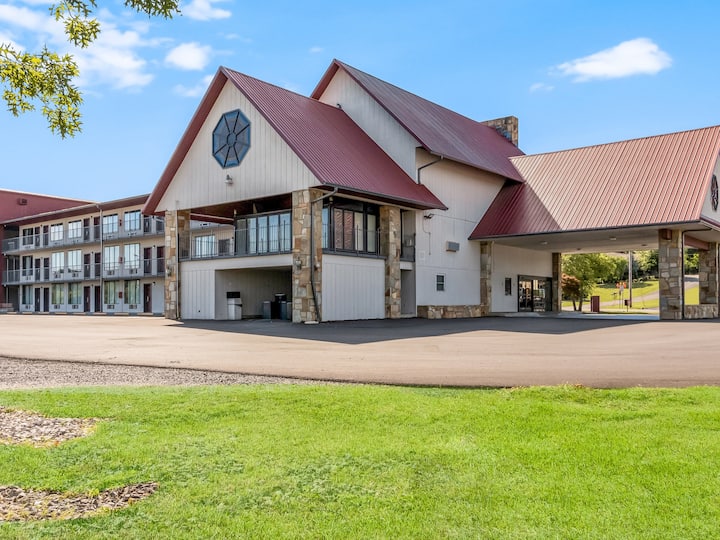 Lovely Budget Room Near Forbidden Caverns Close - Dandridge, TN