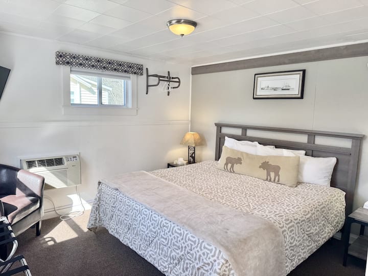 Gallagher's Travels Cabin 5 (Single King) - Bar Harbor, ME