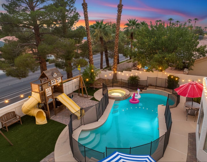 Luxury Villa ~ Pool, Playset & Family-friendly - Las Vegas