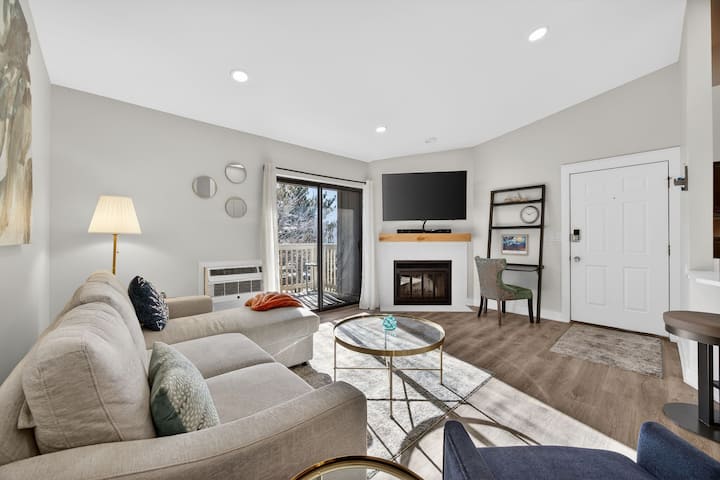 Stylish Two Bed / Two Bath Condo With Pool - Boulder, CO