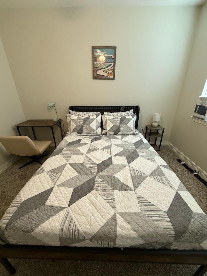 Cedar Park Apt W Pool, Gym, Wifi & Kitchen - Leander, TX