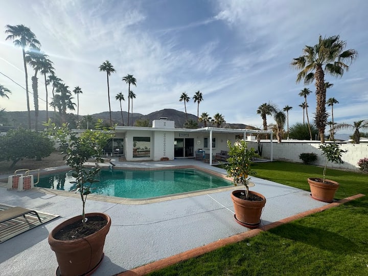 Cozy Private Midcentury House With Pool Sleeps 4. - Palm Desert, CA