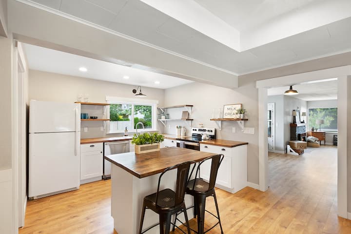 Entire Property! Sleeps 12. Includes Cottage. - Sedro-Woolley, WA