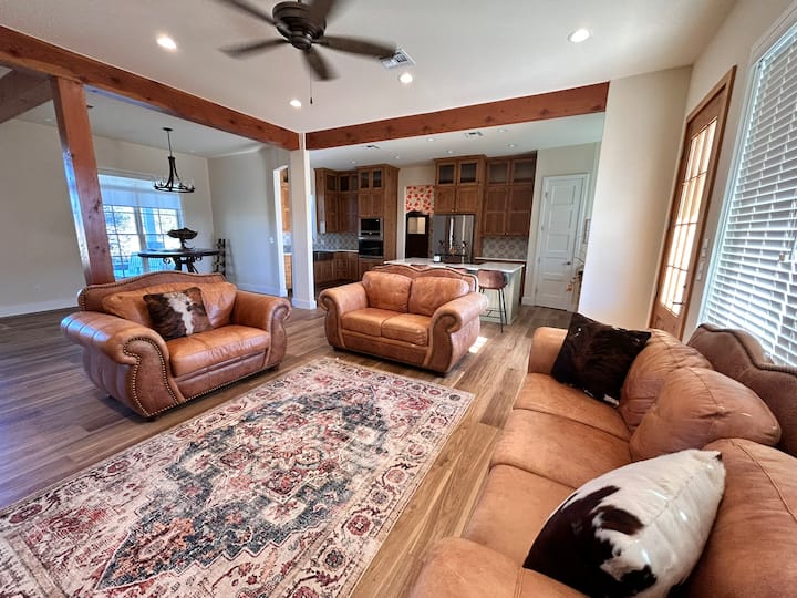 Charming Hill Country Home In Utopia, Texas - Utopia, TX