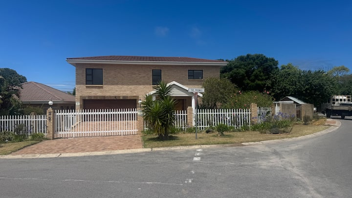 Pet Friendly Family Home Centrally Located - South Africa
