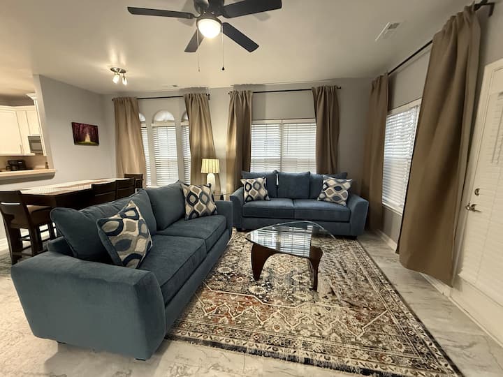 Spacious Home With First Floor King Bed - Newport News, VA