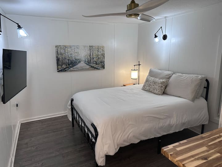 Fw Downtown Apartment W/private Parking - Fort Wayne, IN