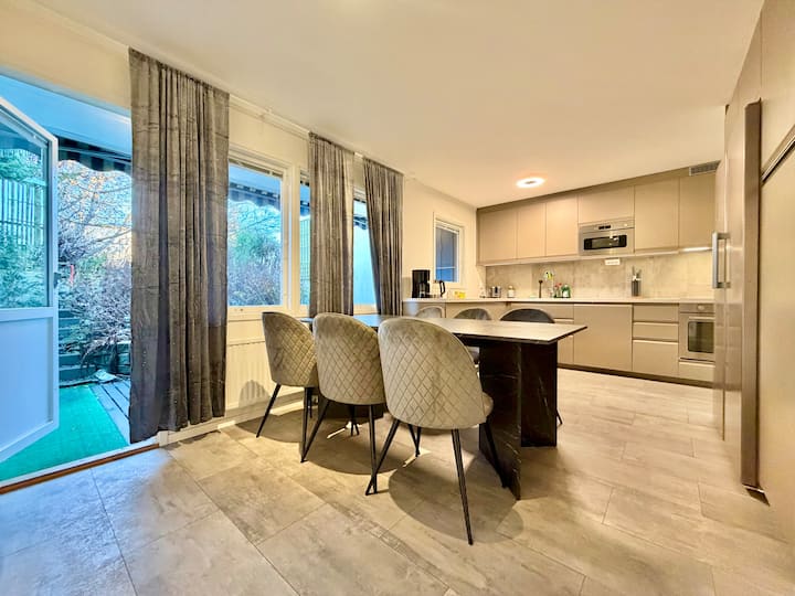 Workers Villa - 8 Beds - 2 Bath - Parking - Göteborg