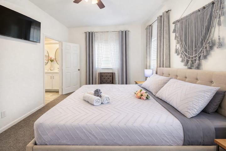 Barrio Logan Room W/ Private Bath | Near Downtown - San Diego, CA