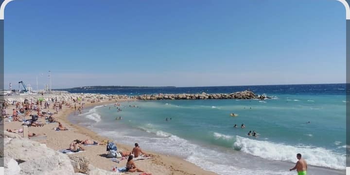 Située à 180 Mètres De La Mer Avec Piscine - Cannes
