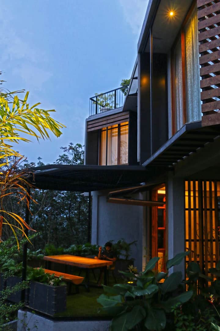 Pinnacle Crown By Livnstay - Kottarakkara