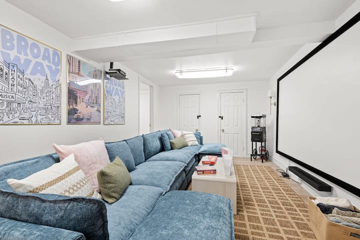 New Funhouse: Pool Table, Theater & Parking - Nyc - Secaucus, NJ