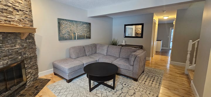 Cozy Home By Lrt And South Common. - Edmonton