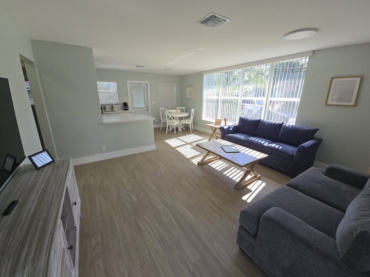 Db07 Coastal Chic Retreat  Short Walk To Beach - Deerfield Beach, FL