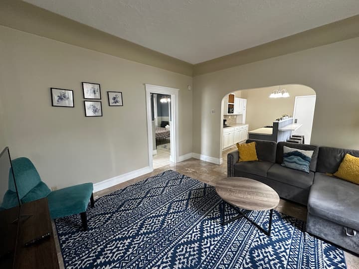 Cute Apartment Near The River - Lincoln Park, MI