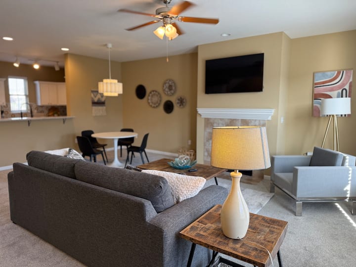 Lawrence Brownstone Condo - 2 Bedroom / 2.5 Bath - Lawrence, KS