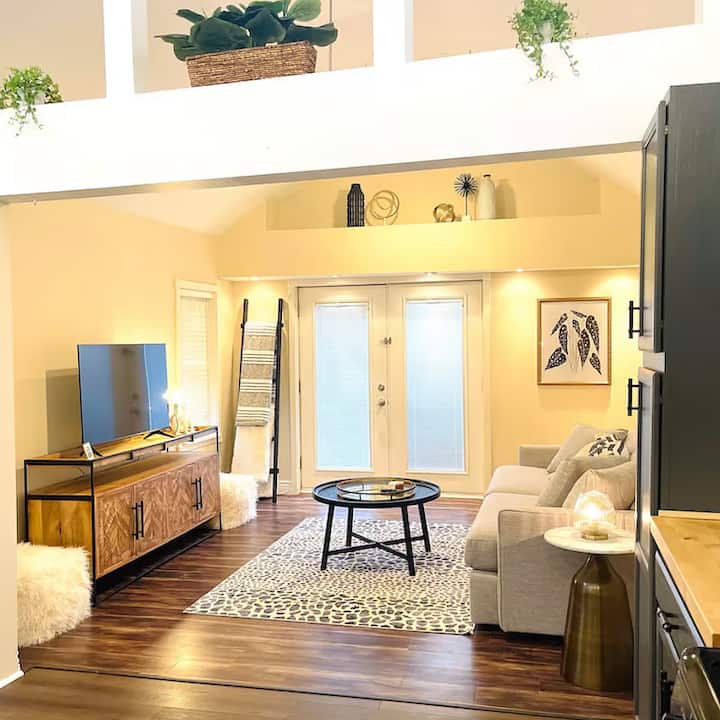 Cozy 2 Bedroom Oasis With Fully Fenced Yard - Rochester, NY