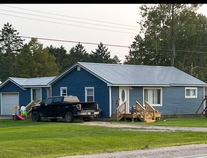 Great Cozy Getaway In The Heart Of Gladwin - Gladwin, MI