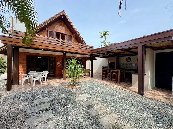 Casa Com Amplo Pátio Com 5 Dormitórios A 100 M Mar - Bombinhas