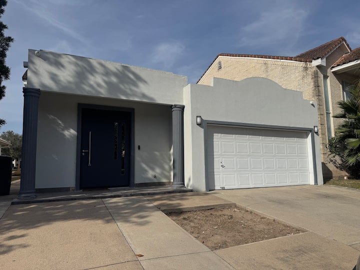 Casa Doble L | Modern Stay - Mission, TX