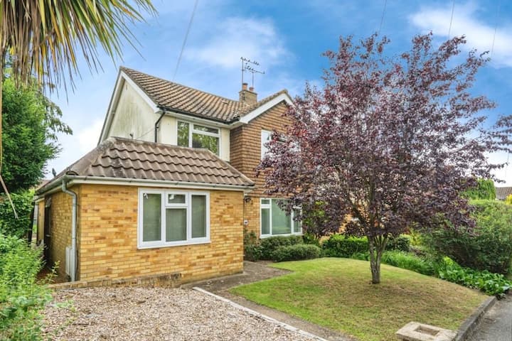 Roomy Five-bedroom Home In Pyrford, - Woking