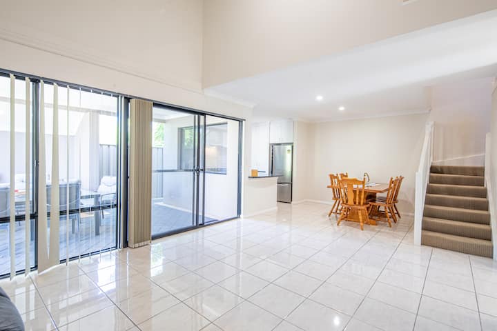 Modern Coastal Retreat Townhome - Mandurah