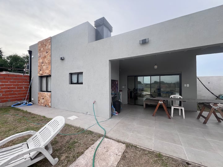Quincho Moderno Con Piscina, Tipo Campo- Familiar - Ituzaingó
