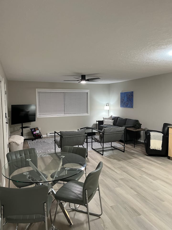 Pets Welcome At This 2 Bedroom Urban Retreat ! - Saanich