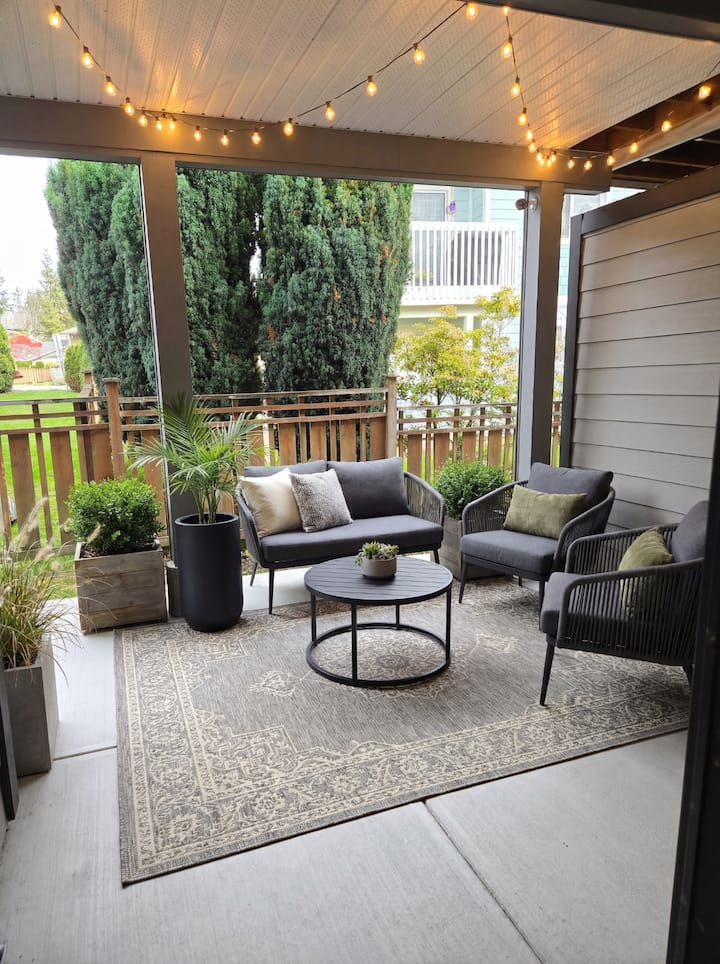 Pets Welcome At This 2 Bedroom Urban Retreat ! - Saanich