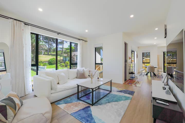 Modern 3-bedroom Home In Peaceful West Harbour - Auckland