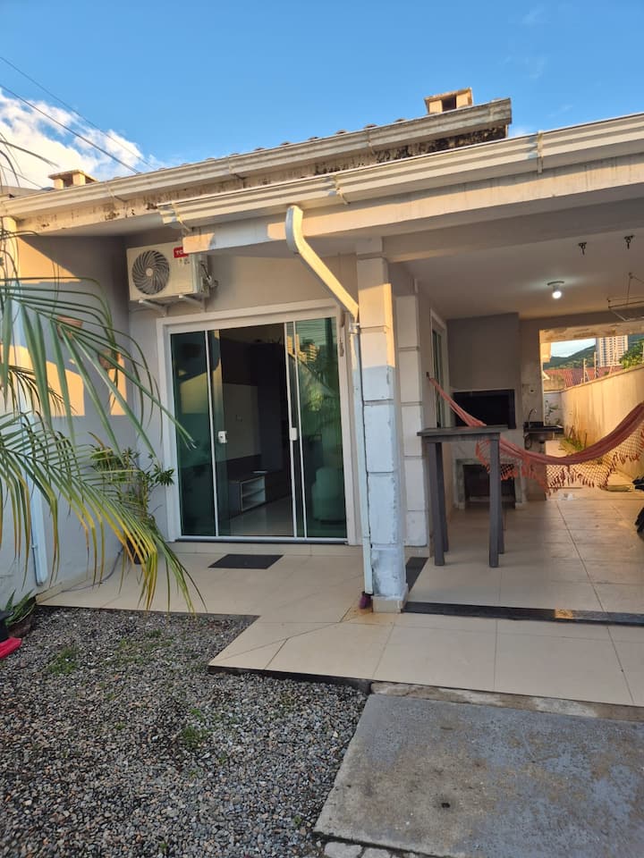 Casa De Veraneio, 2 Q + Churrasqueira + Aceita Pet - Pôrto Belo