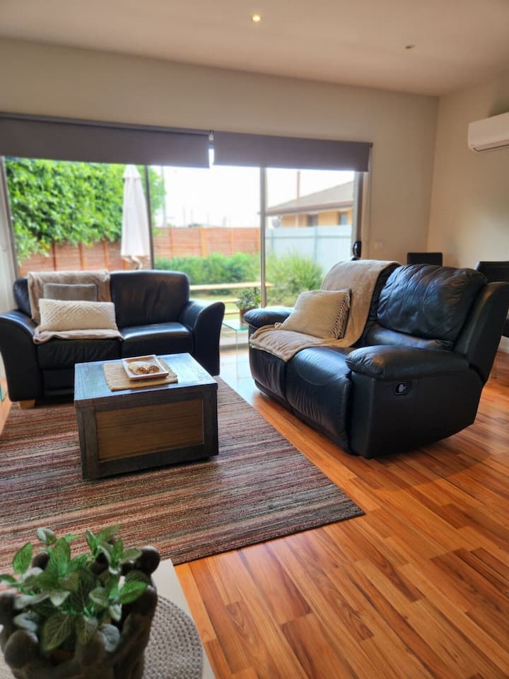 Lbarza Charming Central 2br Townhouse - Shepparton