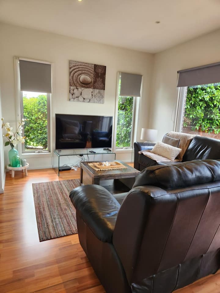 Lbarza Charming Central 2br Townhouse - Shepparton